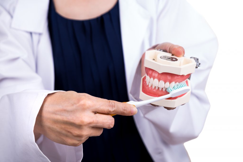 De ce sangereaza gingiile in timpul periajului dentar?